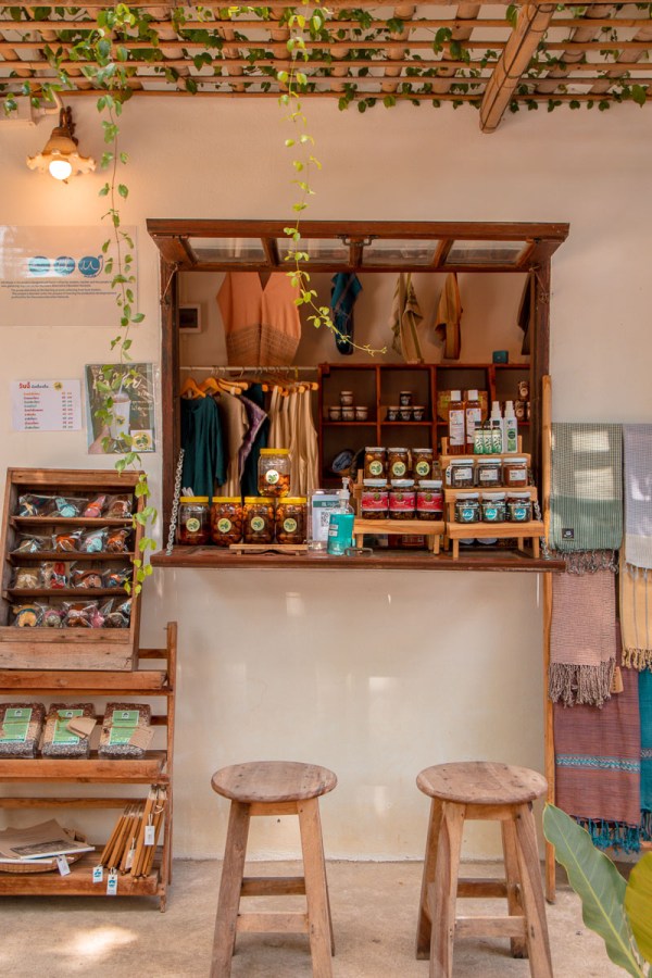 Exploring Vintage & Cozy Chamcha Market in Chiang Mai – Deer is Travelling